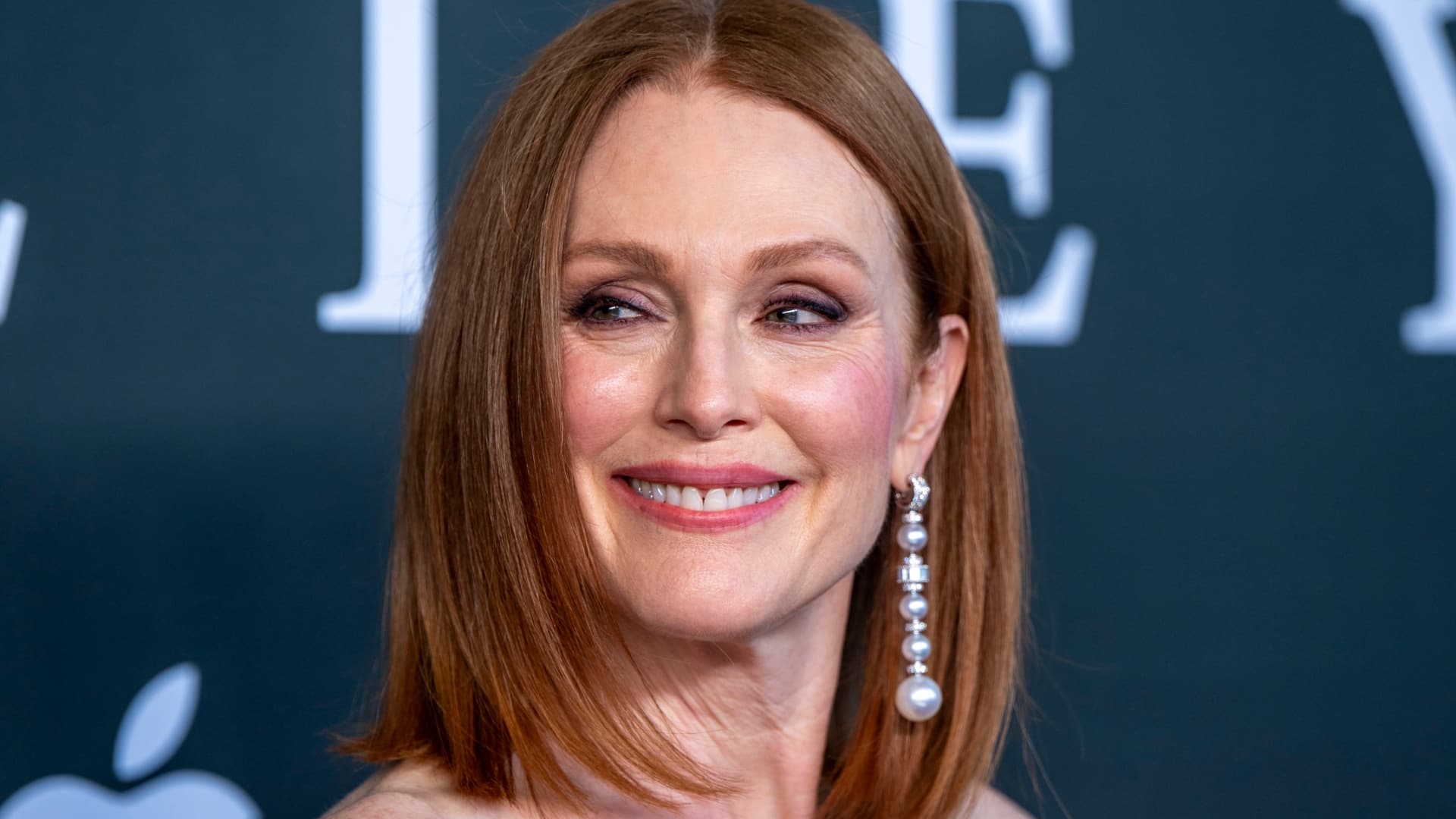Julianne Moore Uimește alături de Fiica Sa, Asemănare Uluitoare - YVE.ro